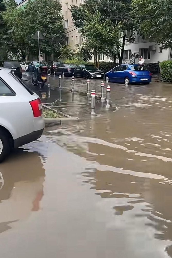 Alertă meteo! Furtuna a făcut prăpăd pe străzile din Constanța. Video ...