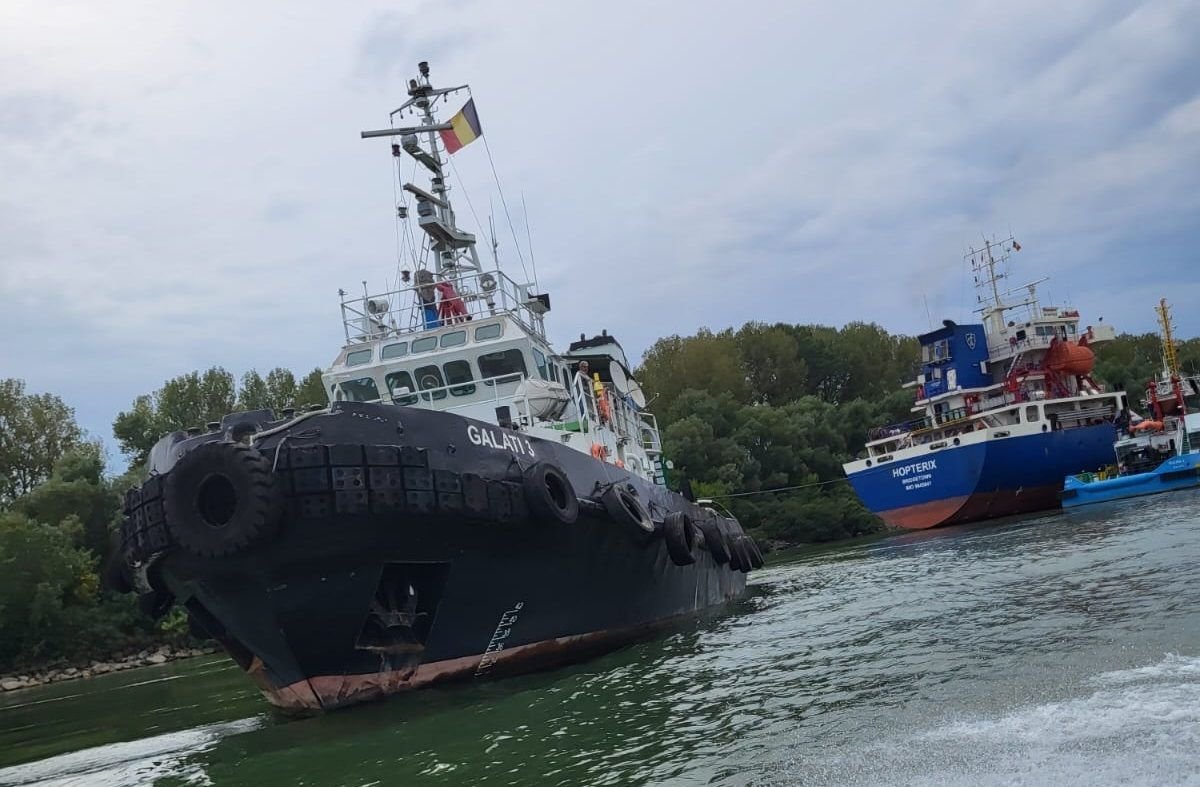 Navă încărcată cu produse laminate, eșuată pe canalul Sulina ...