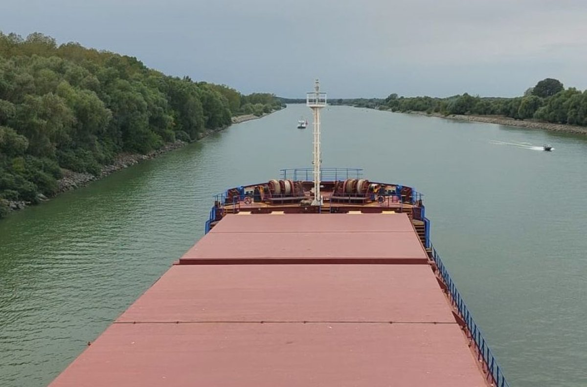 Navă încărcată cu produse laminate, eșuată pe canalul Sulina ...
