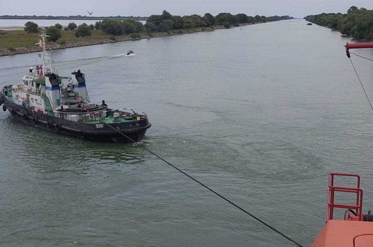 Navă încărcată cu produse laminate, eșuată pe canalul Sulina ...