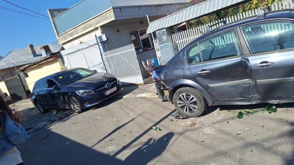 Bătaie generală pe stradă. Scandalagiii au distrus toate mașinile ...
