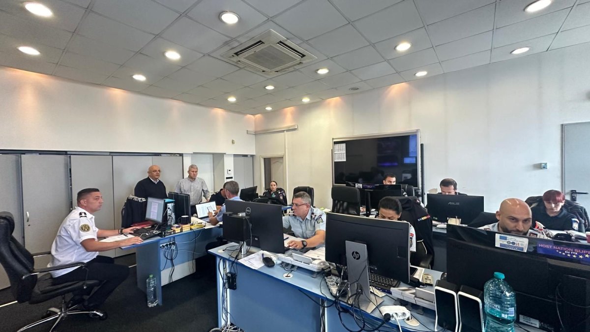 Cod portocaliu de vreme rea, la Constanța; copaci doborâți de furtună ...