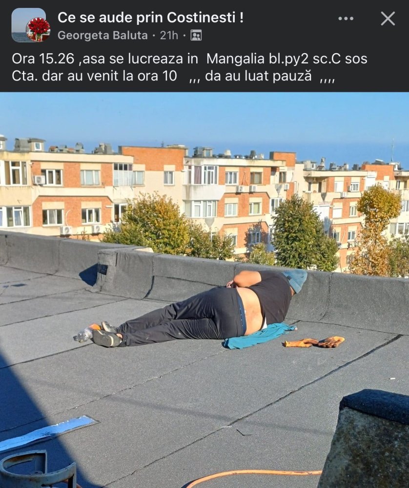Obosit rău, un muncitor și-a luat o pauză de bronzat, pe un acoperiș ...