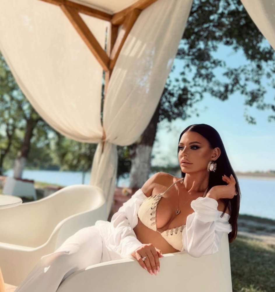 Misterul din spatele buchetelor imense de flori pe care Ana Maria Mocanu le primește ...