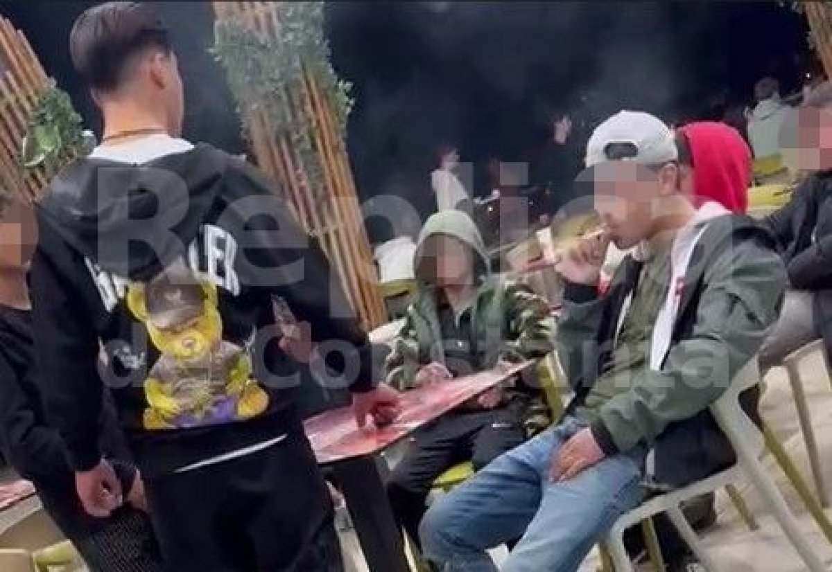 Mai mulți copii de 14 ani fumează nestingheriți pe terasa exterioară ...