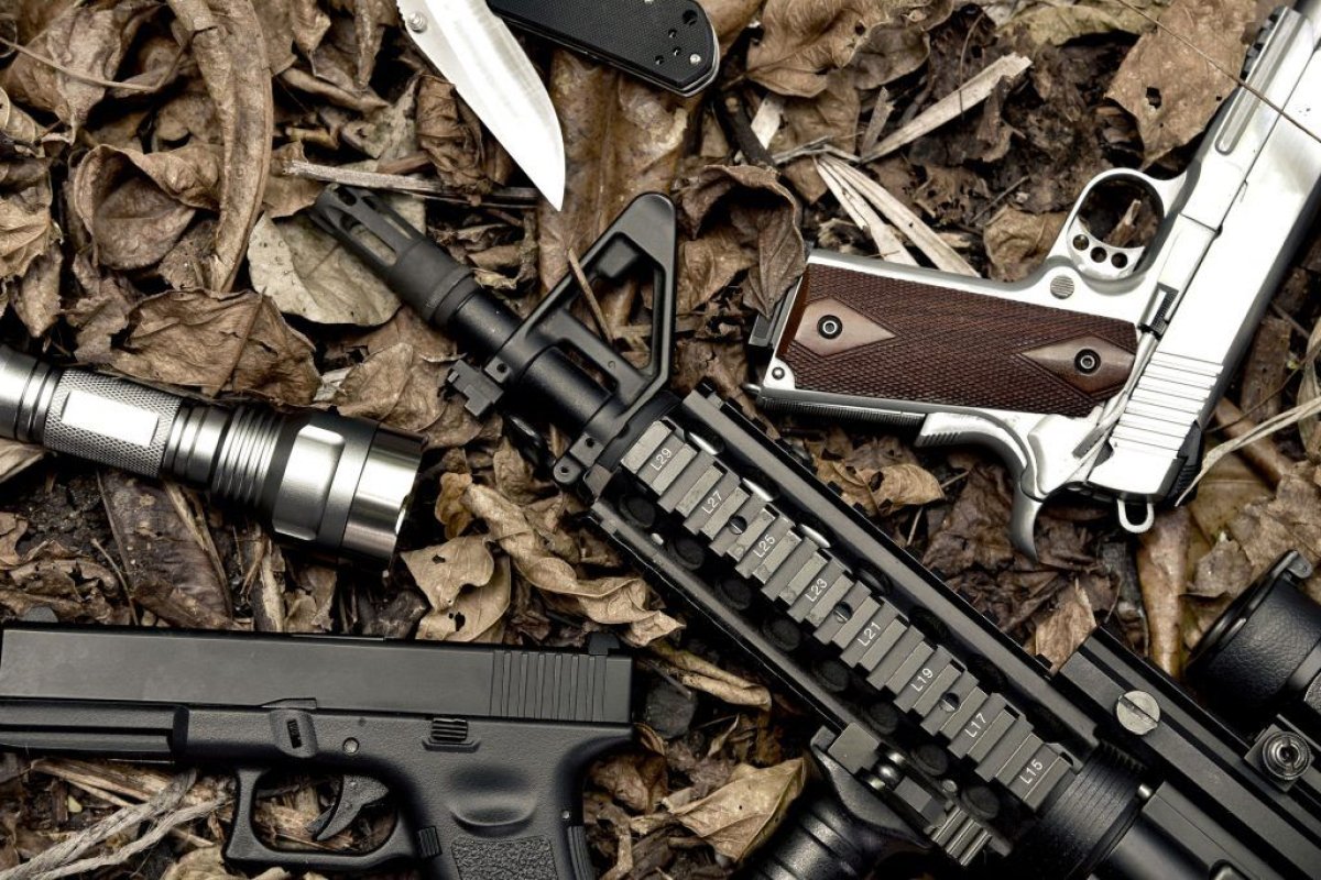 Traficantă de arme prinsă în flagrant de politiști. Vindea puști și ...