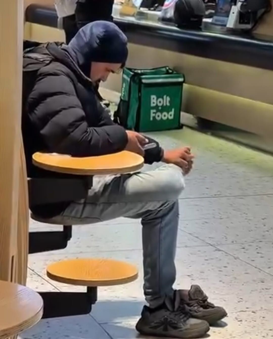 Un curier Bolt Food a fost surprins scobindu-se între degetele de la ...