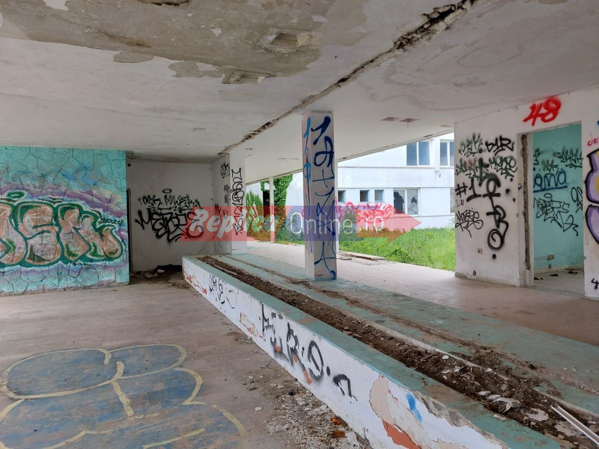 Dărăpănătura Hotelului Șaguna, din Mamaia, a început să-i deranjeze și ...