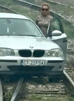 Aproape de comă alcoolică, o femeie a căzut cu mașina de pe peron ...