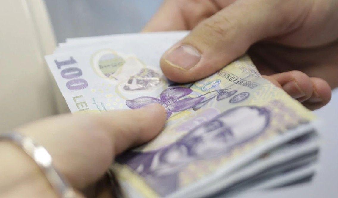 Românii nu pot lua bani de la bănci decât dacă respectă limita de vârstă | replicaonline.ro