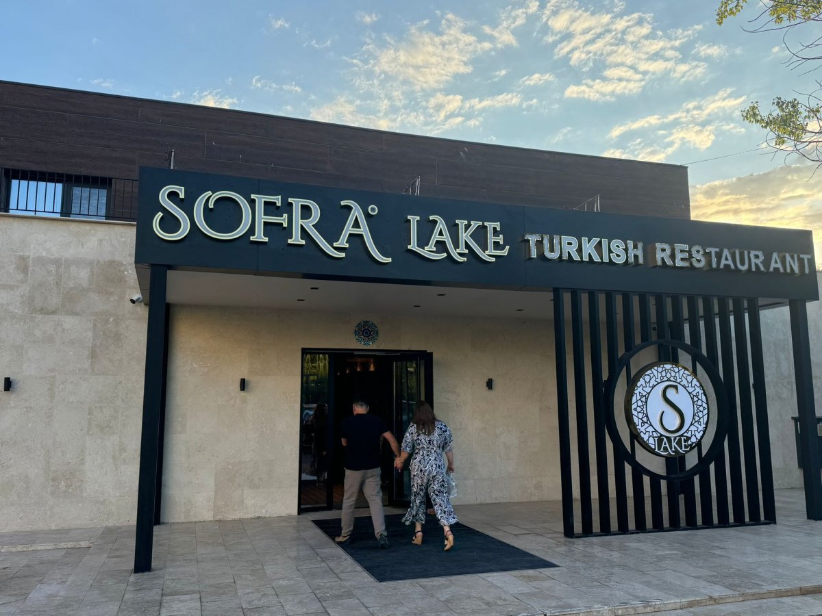 Gusturile Turciei prind viață acum pe malul lacului! S-a deschis noul restaurant Sofra Lake din ...