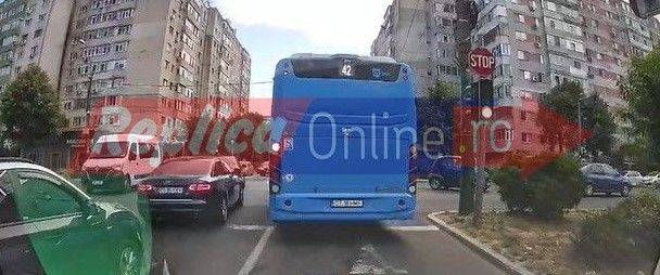 Un șofer CT Bus a uitat, în mijlocul intersecției, regulile de ...