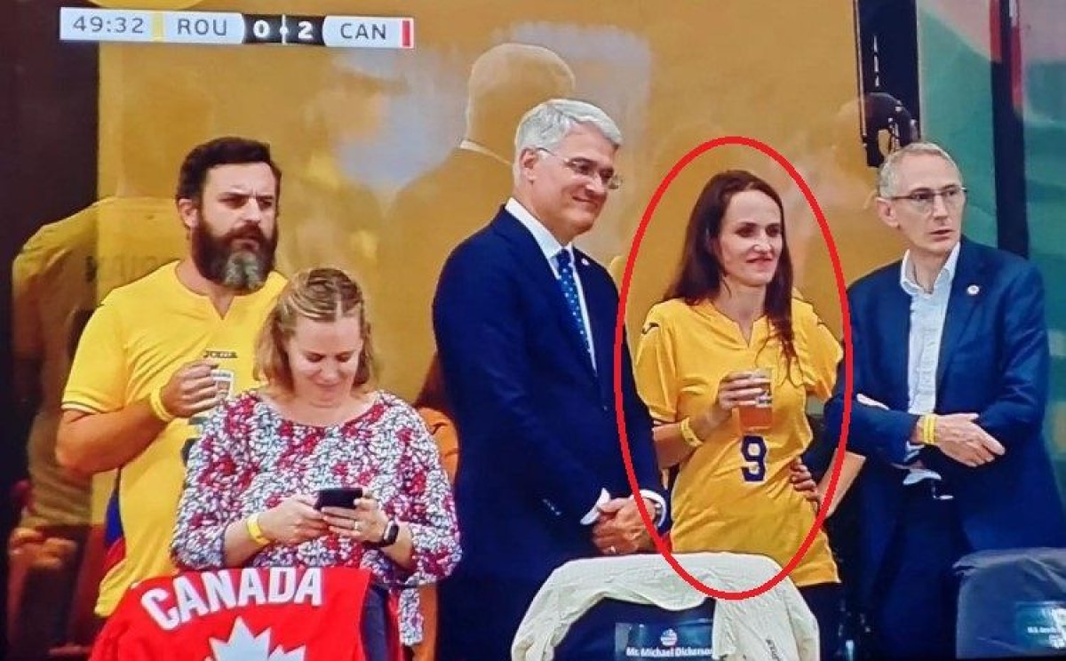 Ministra de Externe, Oana Țoiu, surprinsă cu un pahar de bere în mână ...