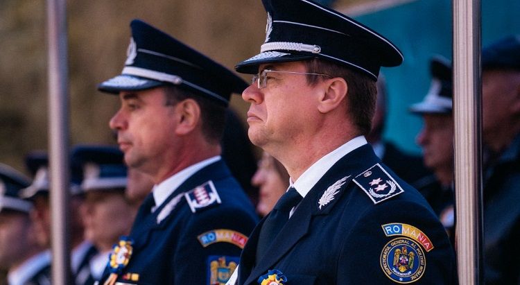 Revoltă în Poliția Română: Șefii caută capital de imagine pentru ...