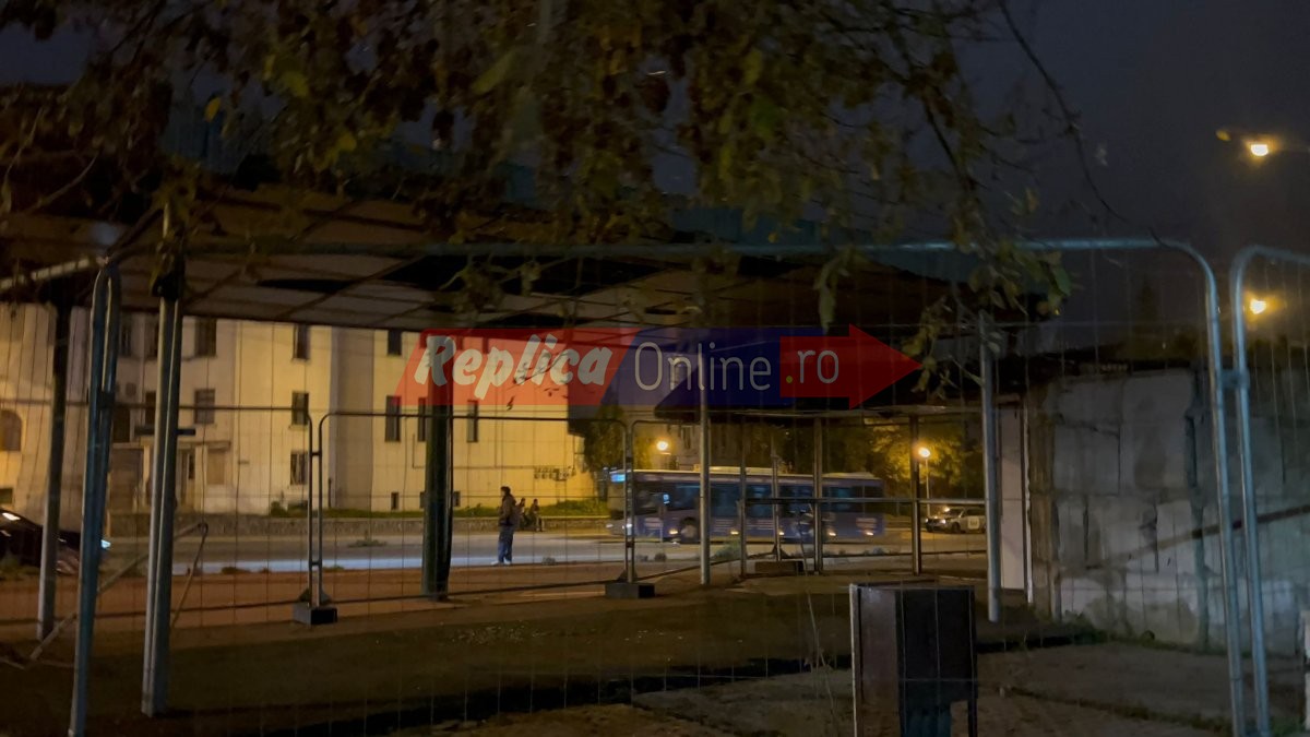 Dărăpănătura din stația de autobuz de la Poarta 2 rămâne un pericol ...