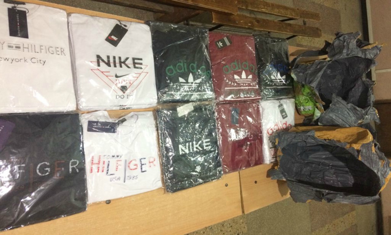 Produse contrafăcute, vândute la Costinești. Oamenii legii le-au ...