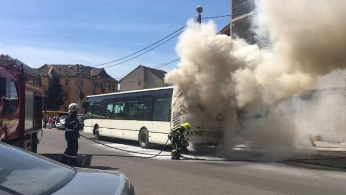 Un autobuz plin cu pasageri a luat foc în timpul mersului | replicaonline.ro