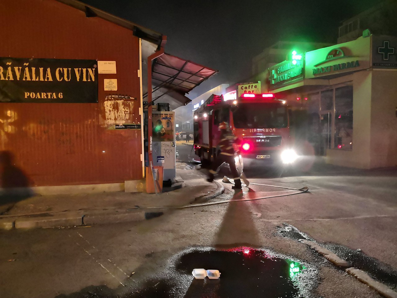 VIDEO/ FOTO. INCENDIU în Piața Roșie din cartierul Poarta 6. Au fost ...