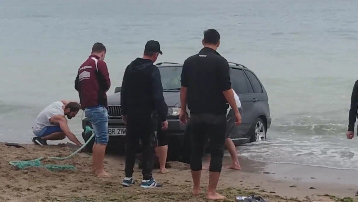 Cocalar de Vama Veche: a vrut să-şi înece BMW-ul în mare?! VIDEO ...
