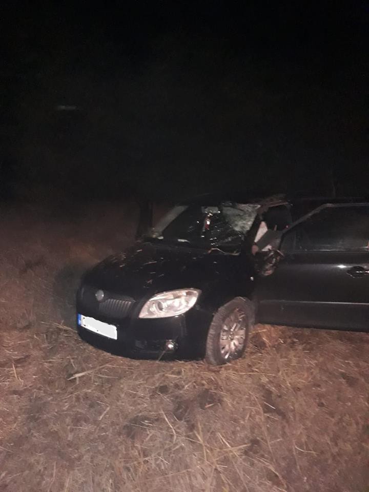 Accident rutier într-o curbă periculoasă: s-a răsturnat cu maşina ...
