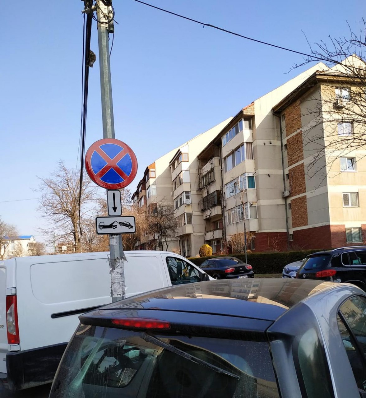 Atenție la indicatoare! Mașinile oprite neregulamentar vor fi ridicate ...