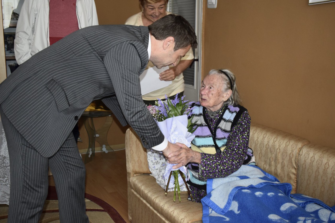 A împlinit 100 de ani! O femeie din Mangalia, sărbătorită de primar ...