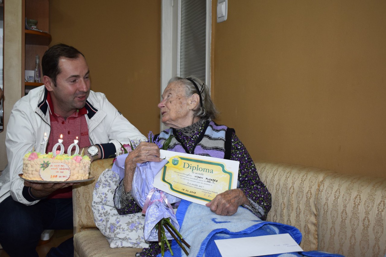 A împlinit 100 de ani! O femeie din Mangalia, sărbătorită de primar ...