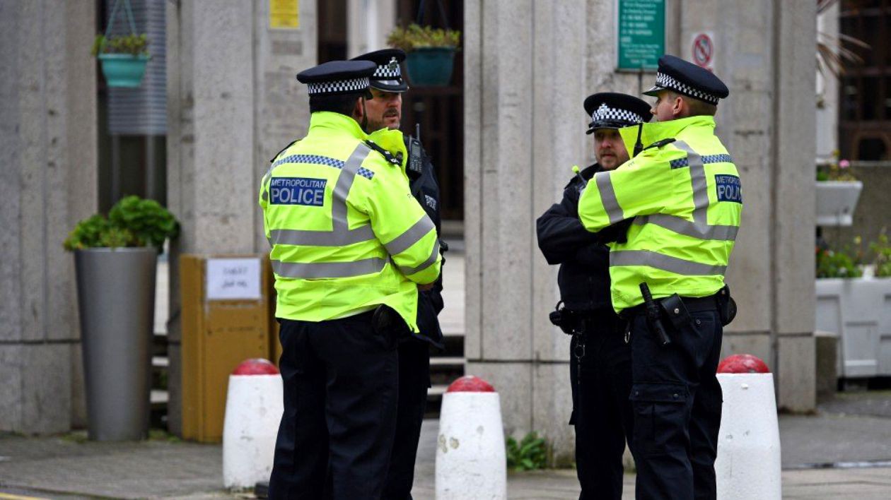 Doi români, condamnaţi la 6 ani de închisoare fiecare pentru un furt de ...