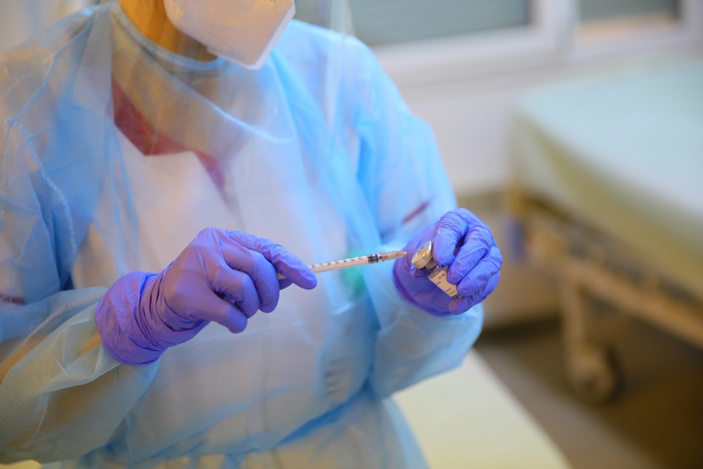 Încă un pacient a suferit un șoc anafilactic după vaccin. A leșinat la ...