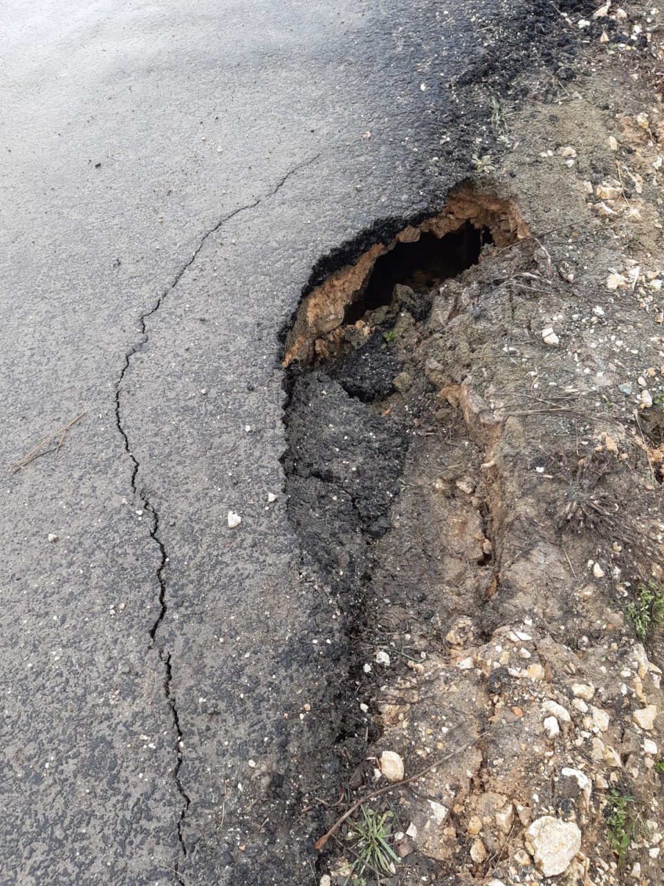 Firma lui Mircea MARCU a făcut lucrări de MÂNTUIALĂ la drumurile din ...