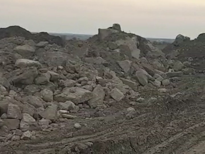 MORMANE de MOLOZ, depozitate pe ISLAZUL din Amzacea: Primarul RIDICĂ ...