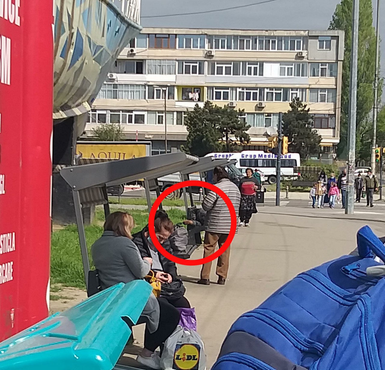 BOSCHETARII din Constanța DORM tot pe băncile din zona GĂRII ...