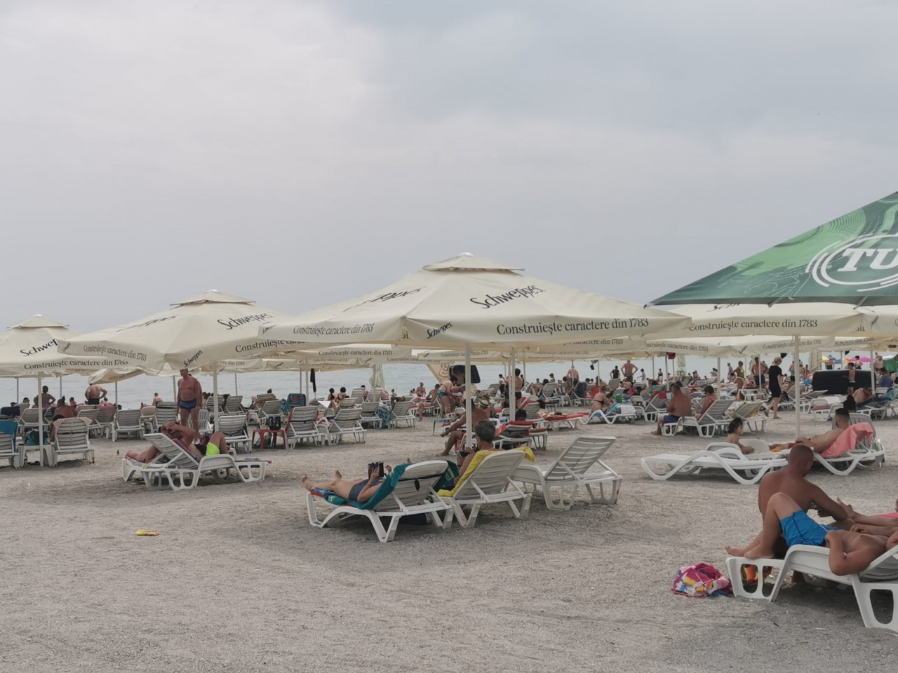 Sara Boutigue Hotel din MAMAIA, cu ȘEZLONGURILE în BUZA APEI. VIDEO ...