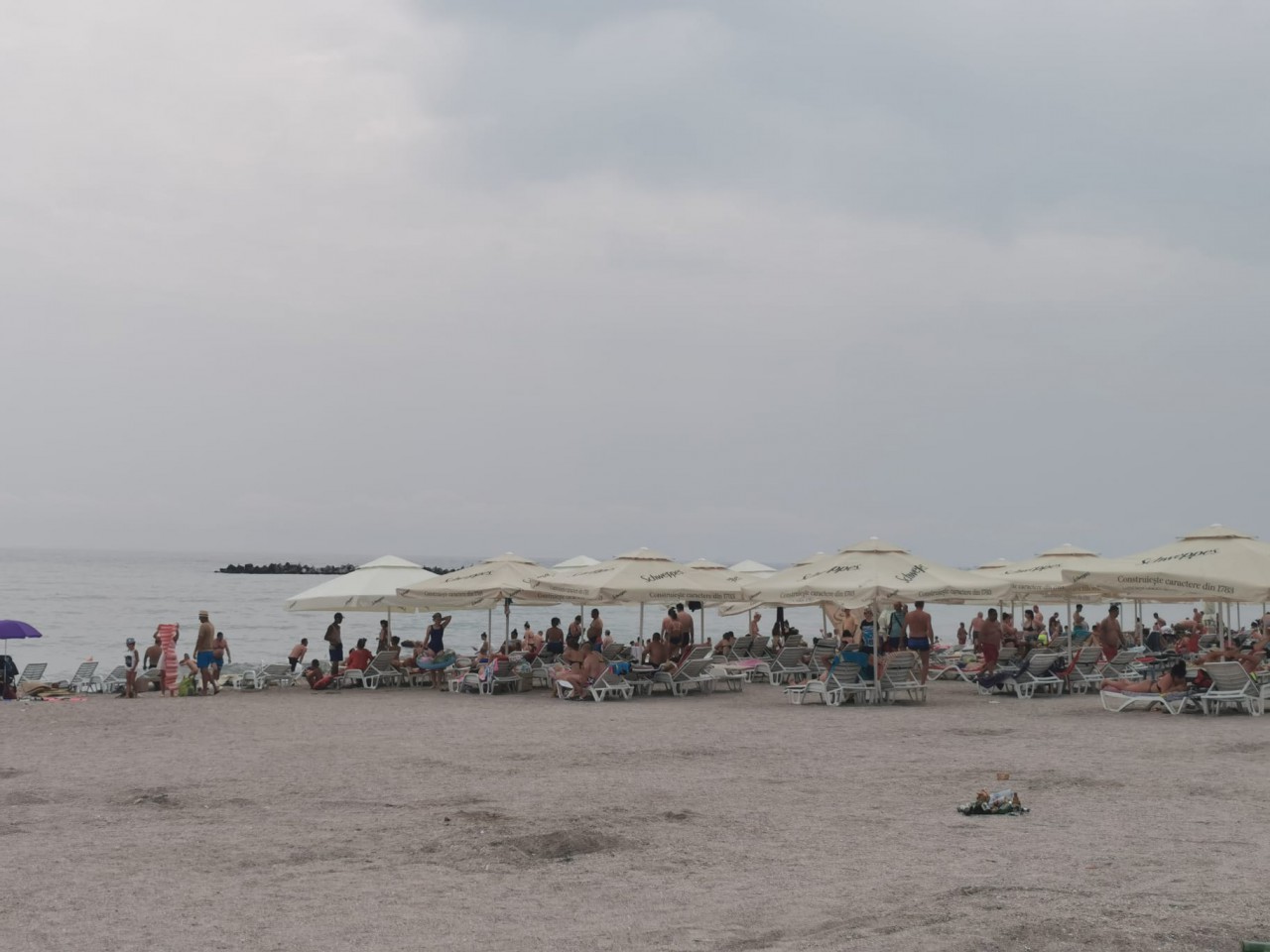 Sara Boutigue Hotel din MAMAIA, cu ȘEZLONGURILE în BUZA APEI. VIDEO ...