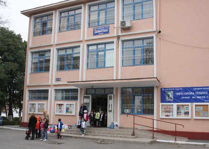 PROTEST la Școala 30! Cadrele didactice încep anul școlar cu o GREVĂ ...