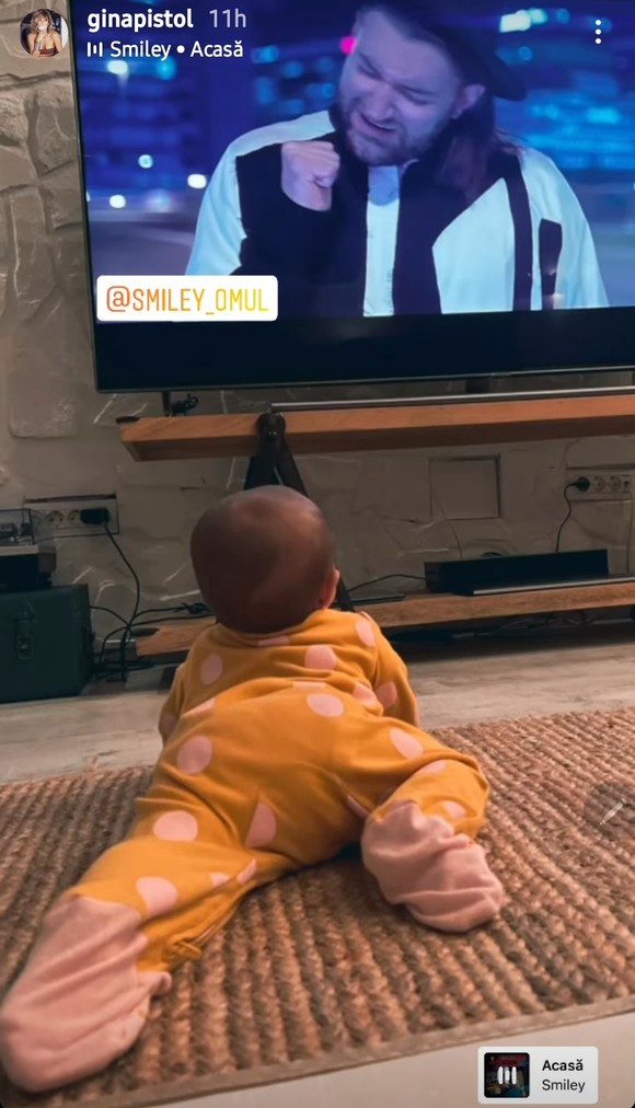 Poză adorabilă! Fiica lui Smiley își privește tatăl la televizor ...