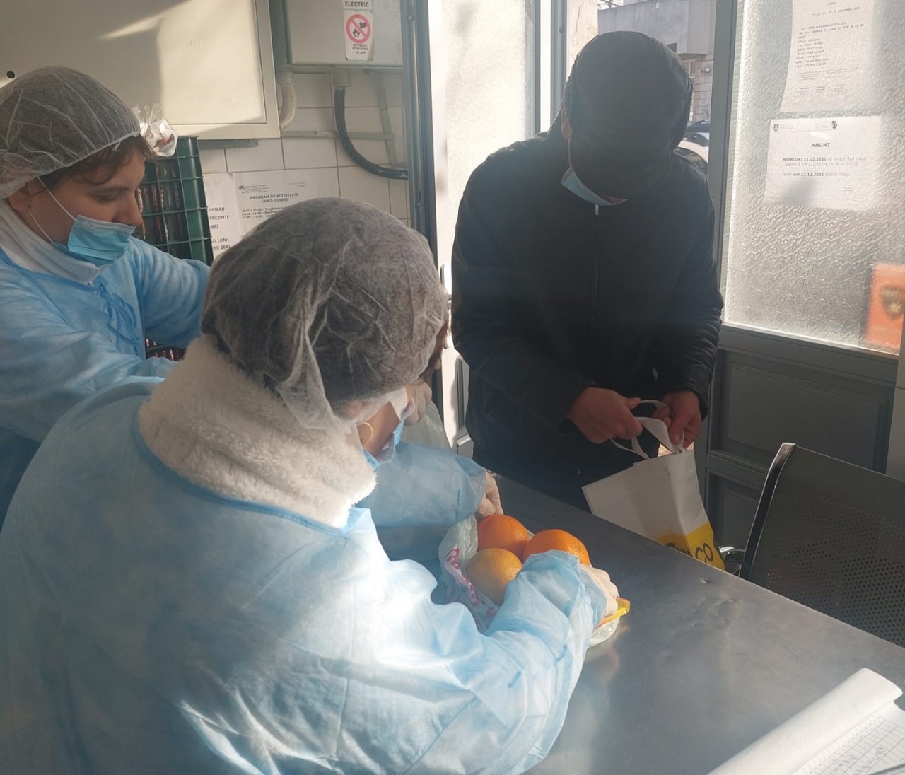 Cantina de ajutor social din Constanța oferă pachete speciale pentru ...