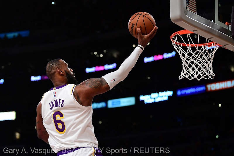 Baschet: NBA - LeBron James nu reuşeşte să scoată din criză echipa Los ...