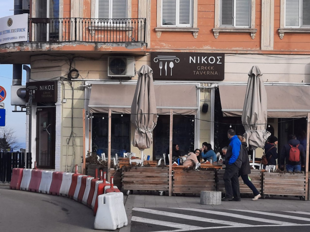 ALERTĂ! La Nikos TAVERNA, în loc de TZATZIKI mănânci GRĂSIMI VEGETALE ...