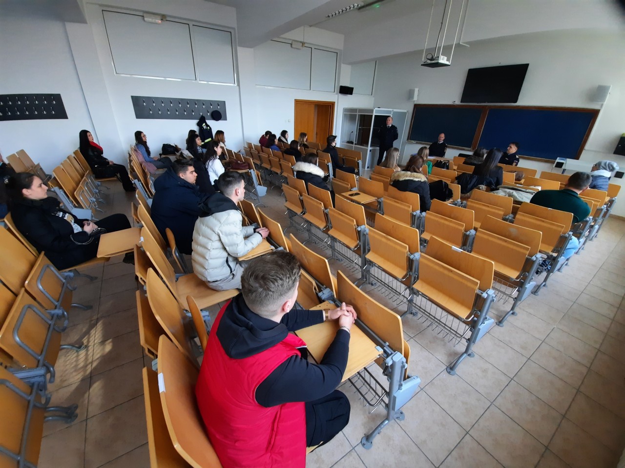 30 de tineri se alătură echipajelor de salvatori din cadrul ISU ...